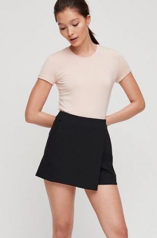 20 Inspirasi Rok Pendek Kekinian Agar Kamu Tampil Cantik - Hai Gadis