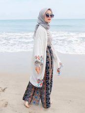 25 OOTD Outer Hijab Kekinian agar Kamu Tampil Trendi - Hai Gadis