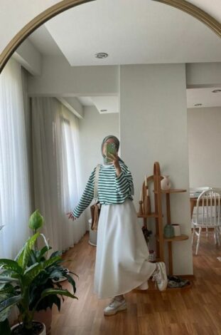 24 OOTD Kaos / Kemeja Oversize Hijab Dengan Look Kekinian