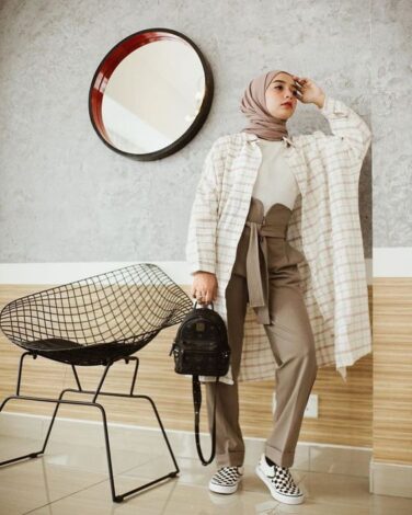 24 OOTD Kaos / Kemeja Oversize Hijab Dengan Look Kekinian