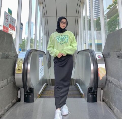 24 OOTD Kaos / Kemeja Oversize Hijab Dengan Look Kekinian