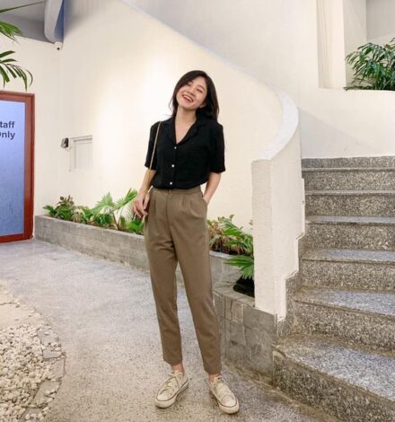 15 Inspirasi Outfit Kemeja Hitam Wanita agar Tampil Elegan - Hai Gadis
