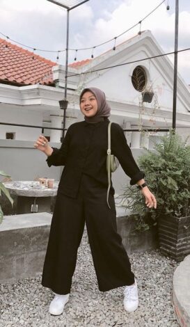 15 Inspirasi Outfit Kemeja Hitam Wanita agar Tampil Elegan - Hai Gadis